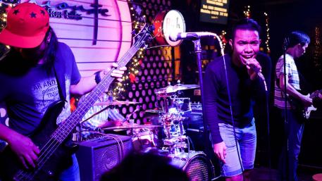 [Video] Acoustic Cafe - on the town in Saigon - Rusty Compass travel video